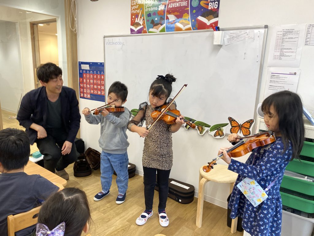 Our First Violin Lesson! - Prime Academic Preschool 荻窪校（PAP荻窪）